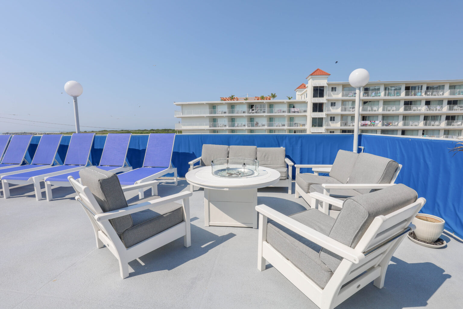Pool Area - Adventurer Oceanfront Inn